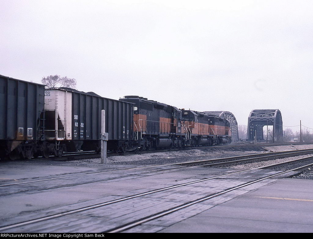 SOO 6301 and MILW 23 Northbound